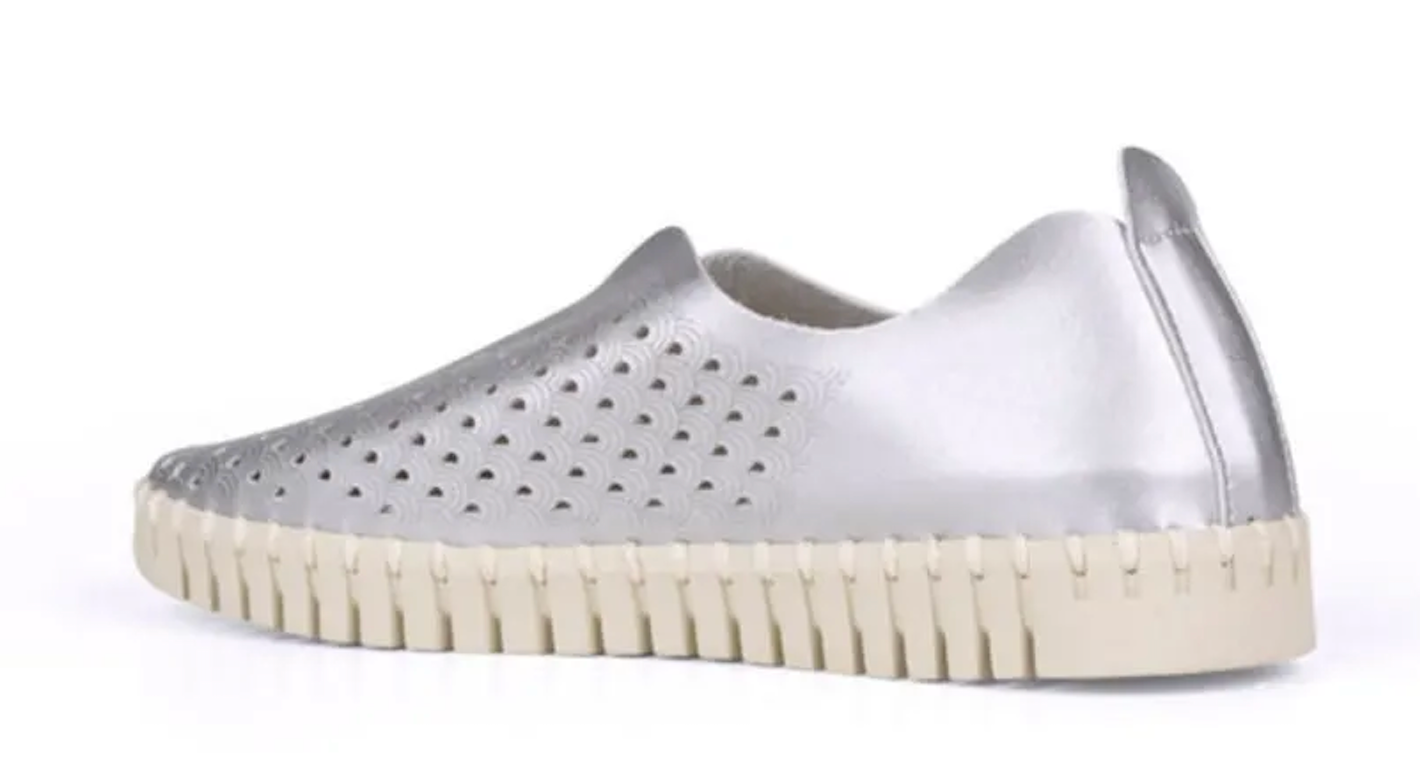 WOMEN'S ILSE JACOBSEN TULIP SLIP-ON | SILVER – Randy's Shoes