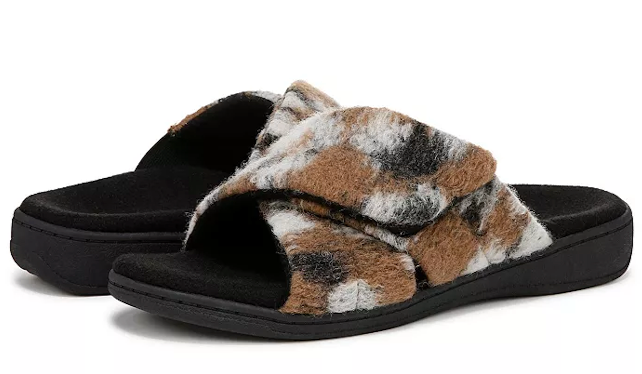 WOMEN'S VIONIC RELAX II SLIPPER | BROWN CAMO FELT – Randy's Shoes